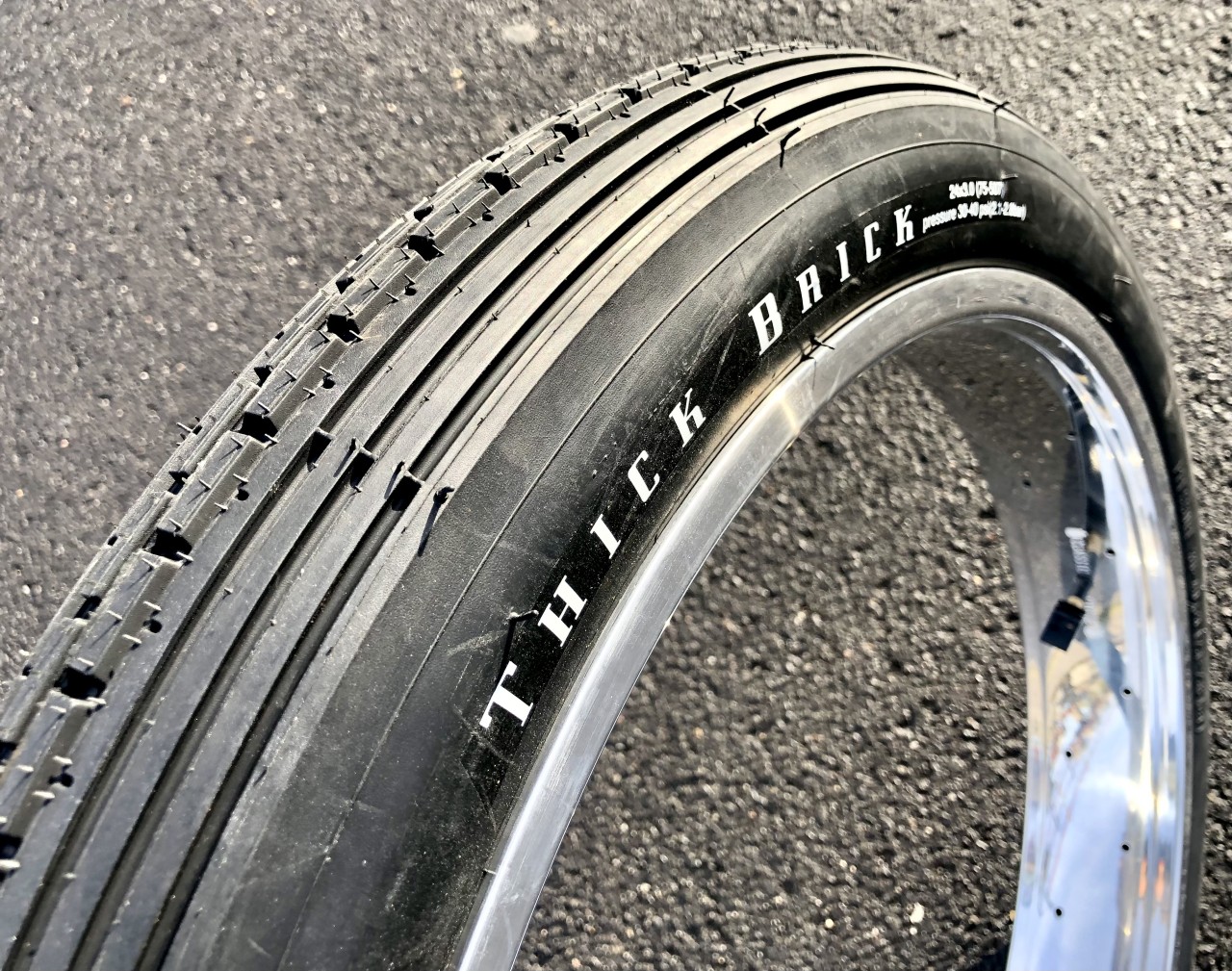 24 x 3.0 Thick Brick Tire pure black | Y486